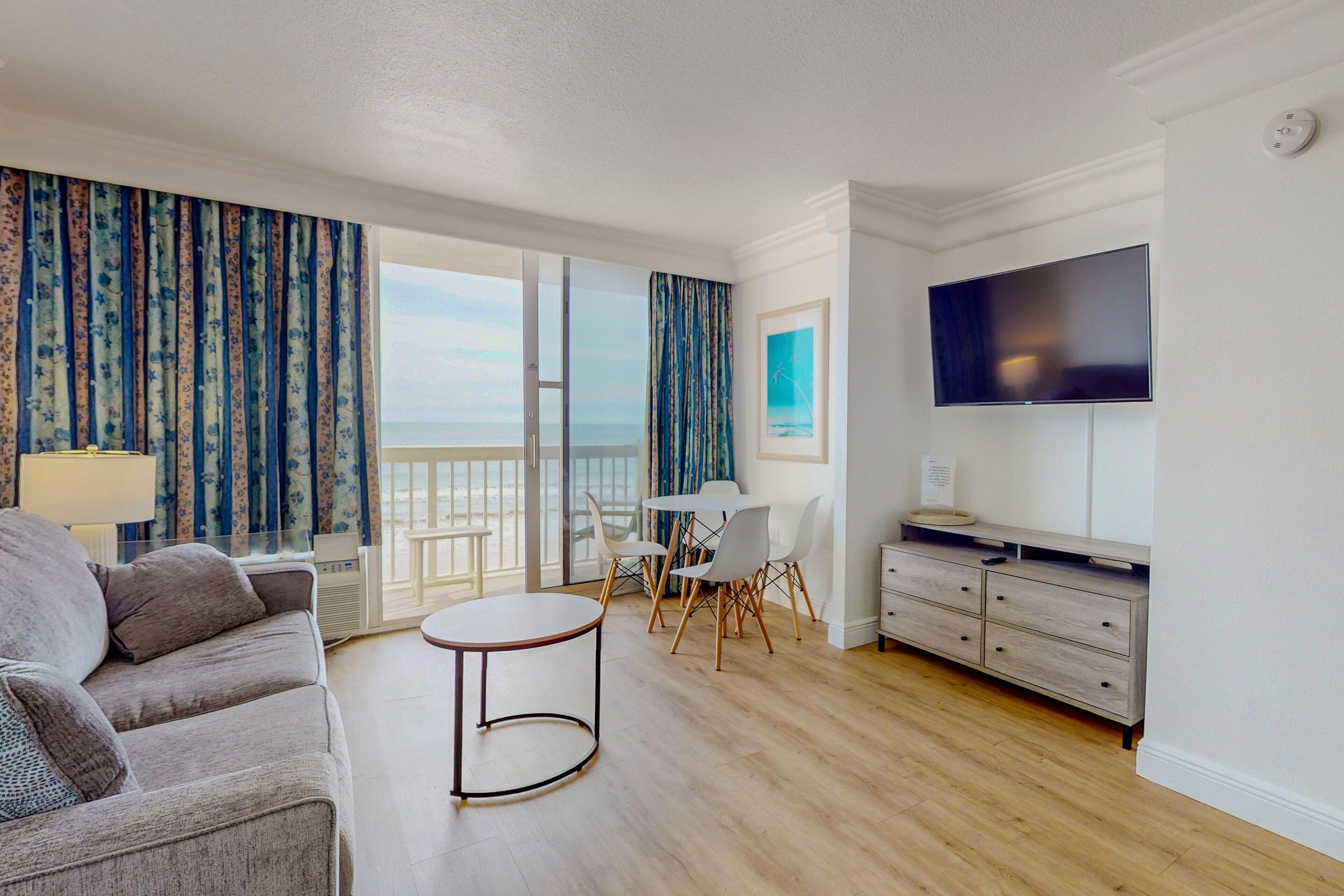 Beachfront Studio W/ Balcony, Resort Pool & Walkable Location - Ormond Beach, FL