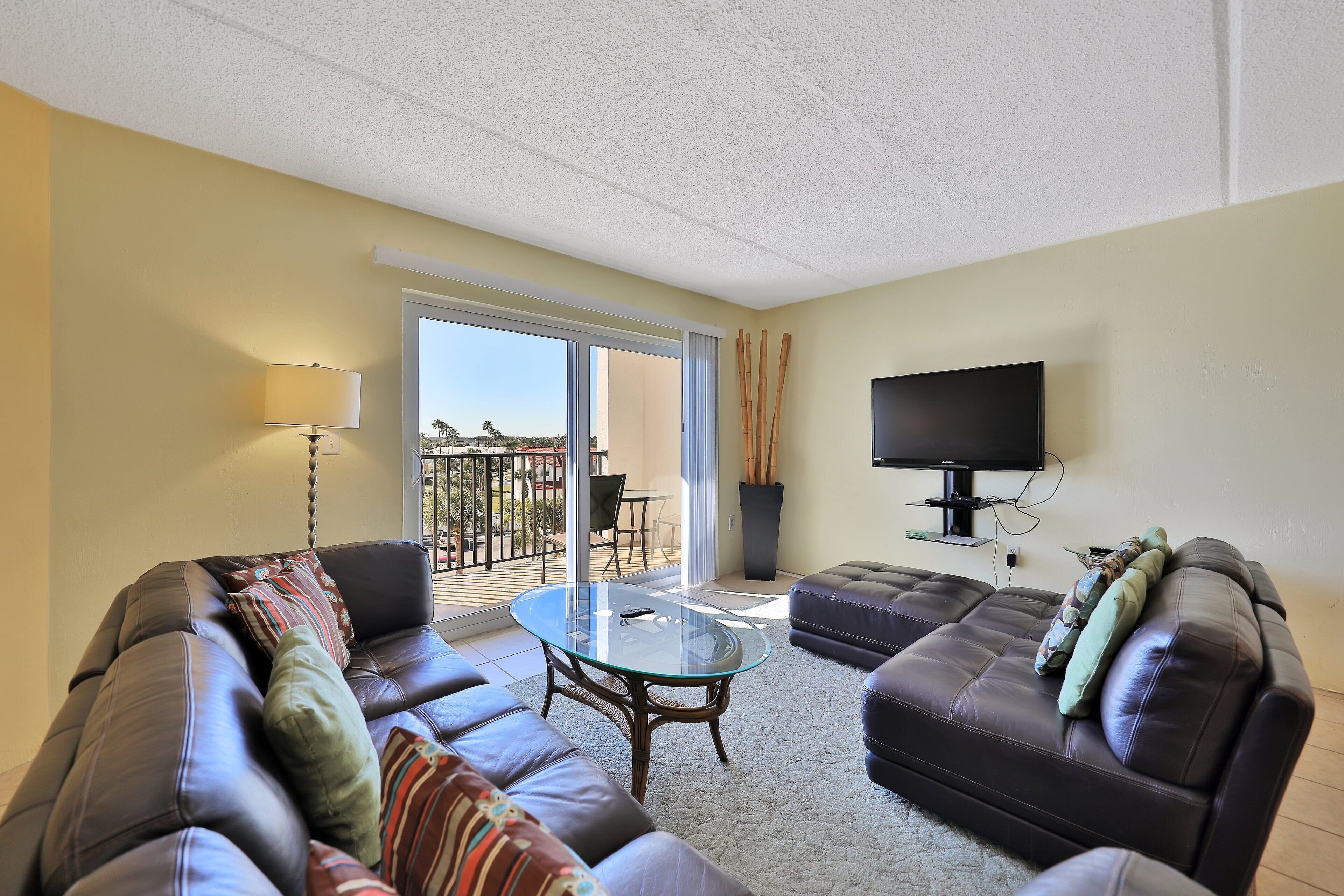 Ocean View Condo W/ Pool, Balcony & Beach Access  Family-friendly - Daytona Beach, FL