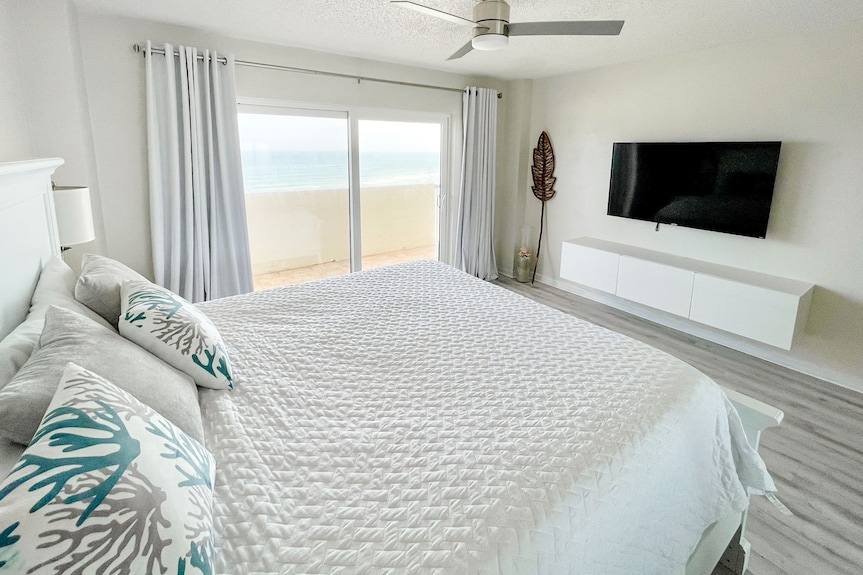 Oceanfront Condo W/ Balcony, Pool, & Beach Access Modern Comforts - Ponce Inlet, FL