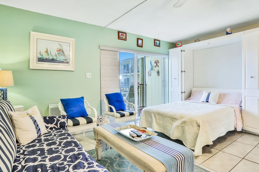 Relaxing Studio W/ Ocean Peek Views, Pool & Balcony Near The Beach - Smyrna Beach, New Smyrna Beach