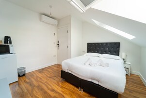 Escrivaninha, quartos à prova de som, ferros/tábuas de passar roupa