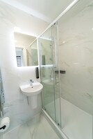 Chuveiro, produtos de toalete grátis, secador de cabelo 