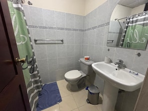 Apartamento família | Banheiro | Produtos de toalete grátis, sabonete, shampoo, papel higiênico