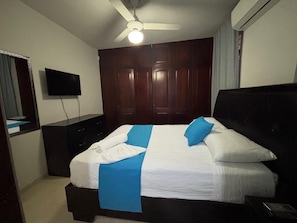 Apartamento família | Espaço de trabalho para notebook, cortinas blackout