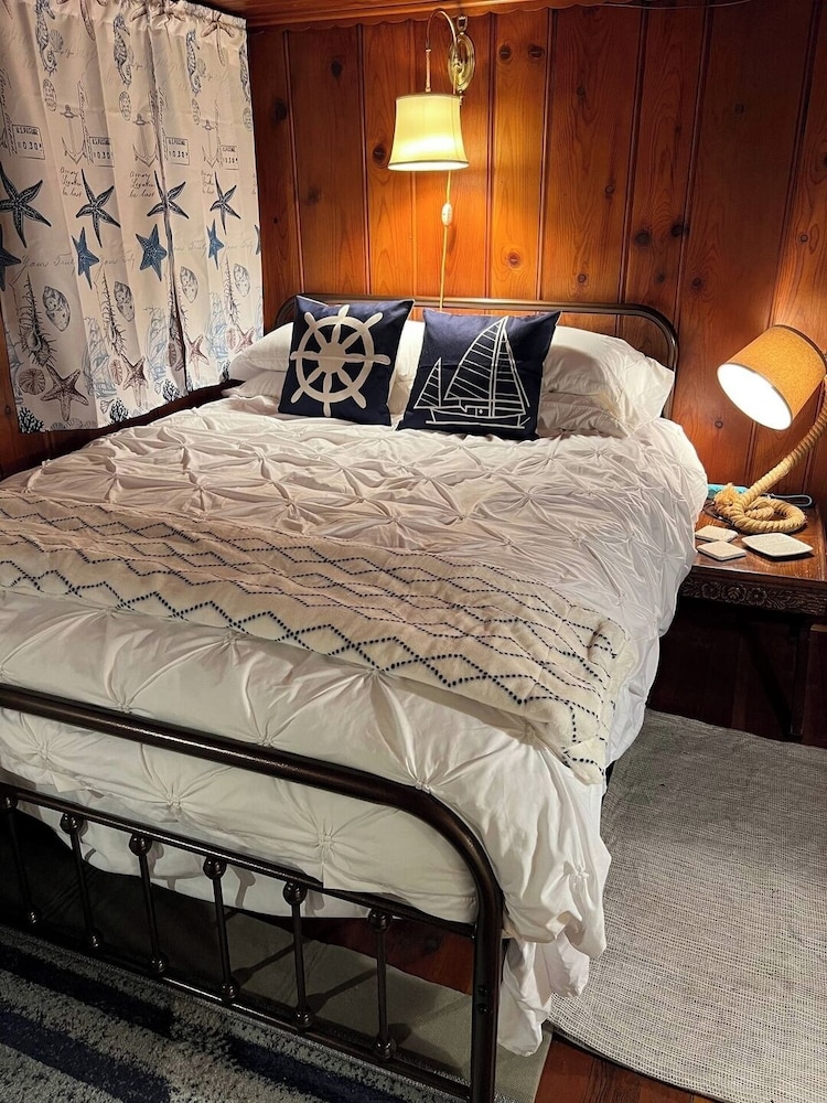 Capitol-Side Near Downtown • Basement Pirate Themed • Sleeps 2 Reviews ...