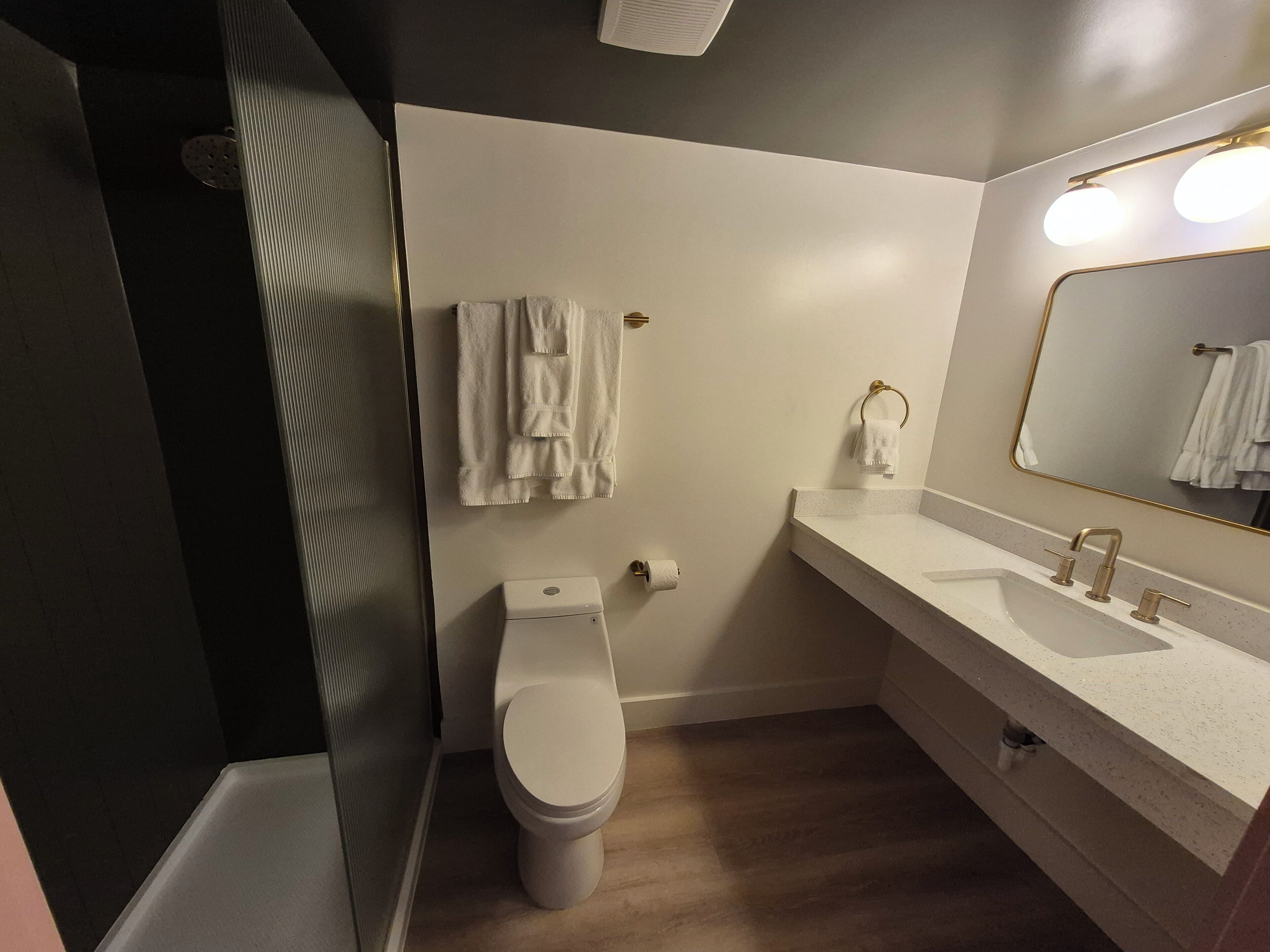 Produtos de toalete grátis, secador de cabelo, toalhas de banho 