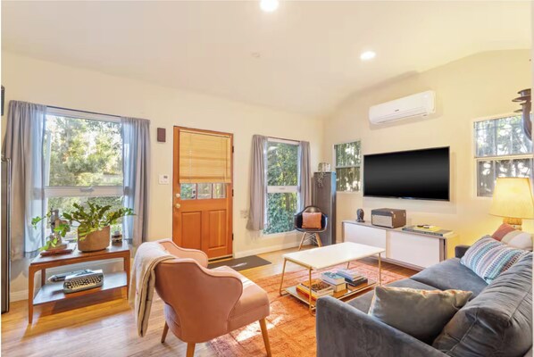 Peaceful private home w/yard in Silver Lake/DTLA Reviews, Deals ...