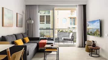 Apartamento, vista parcial para o mar | Sala de estar