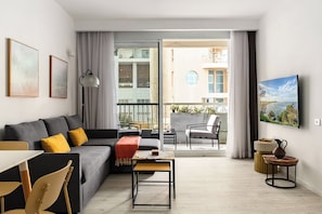 Apartamento, vista parcial para o mar | Área de estar