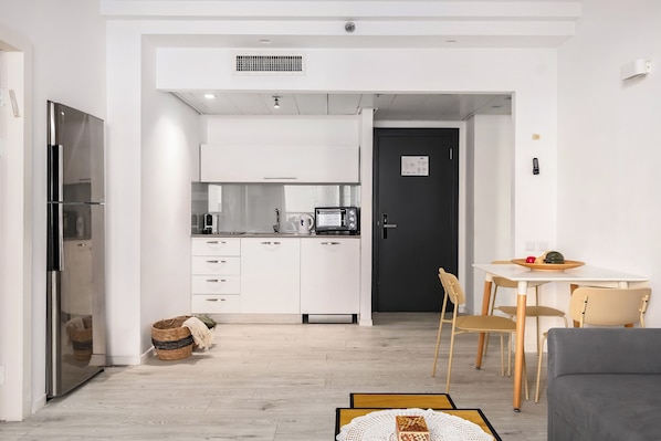 Apartamento, vista parcial para o mar | Cozinha privada