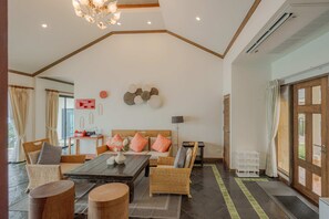 Villa (702) | Sala de estar | Televisor de ecrã plano de 43 polegadas com canais por cabo 