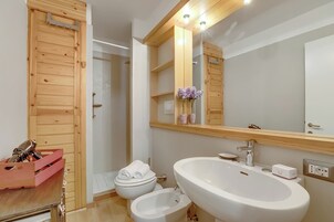 Apartamento Familiar, vários quartos (Abeti Mountain View) | Casa de banho | Um polibã, um secador de cabelo, um bidé, toalhas fornecidas 
