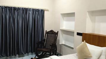 Quarto casal luxo, varanda | Escrivaninha, espaço de trabalho para notebook, Wi-Fi de cortesia