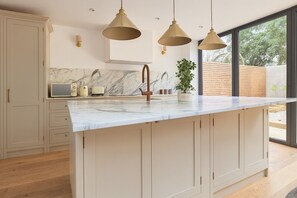 Apartamento | Cozinha privada | Um frigorífico, um micro-ondas, um forno, uma placa de cozinha 