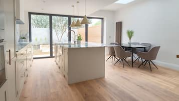 Apartamento | Sala de estar | TV de ecrã plano