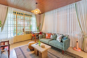 Apartamento, 1 quarto, fumadores, varanda | Sala de estar | Livros 