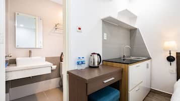 Quarto casal luxo | Banheiro | Chinelos