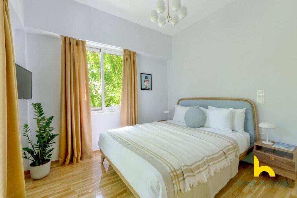 Retro Radiance: Artistic Haven Near Acropolis - Athens | Vrbo