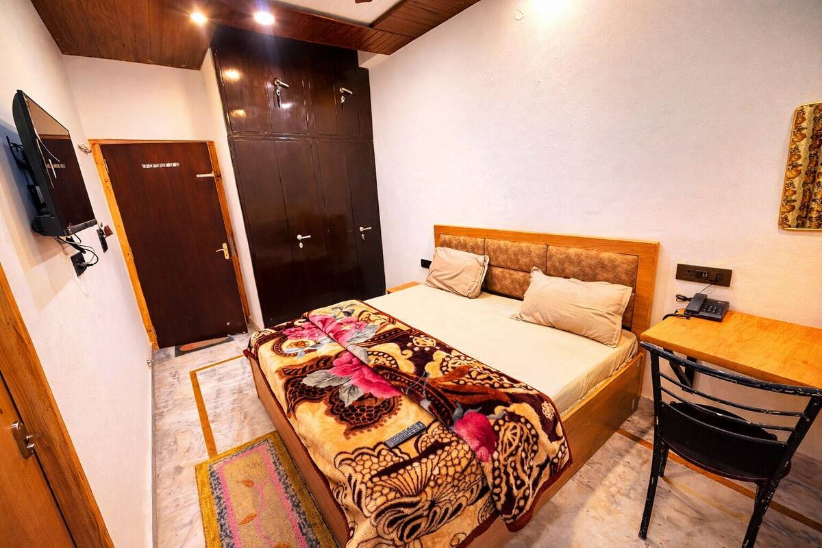 Quarto standard, 1 cama de casal, vista para a cidade | Escrivaninha, espaço de trabalho para notebook, Wi-Fi de cortesia