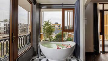 Banheira e chuveiro separados, chuveiro com efeito de chuva