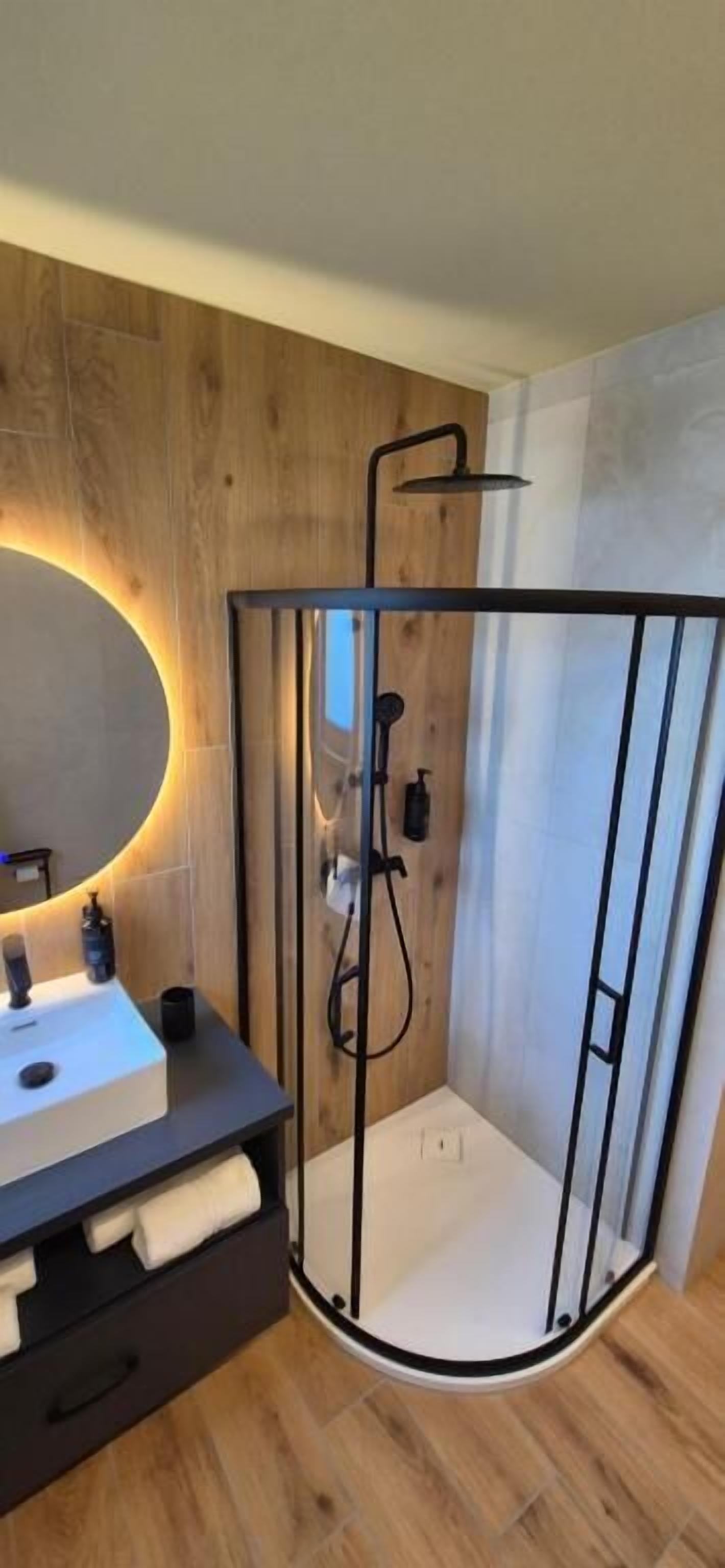 Chuveiro, secador de cabelo, chinelos, toalhas de banho