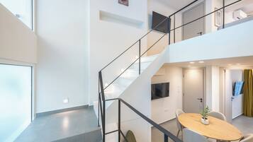 Athens Secluded Apartment A | Área de estar | Smart TV 43 polegadas com canais via satélite, Netflix