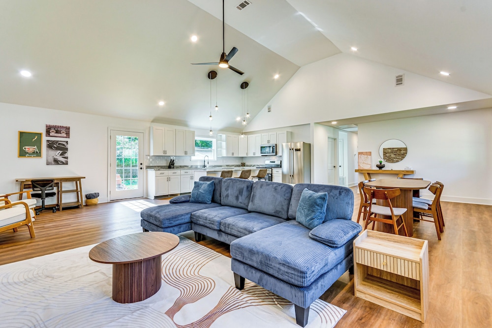 < 1 Mi To Downtown Pensacola: Quiet Home W/ Yard - Pensacola, FL