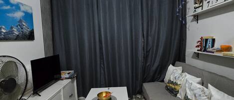 Condo, 3 quartos, vista para a cidade | Sala de estar | Livros