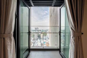 Suite Familiar, 3 quartos, acesso ao Club Lounge, Vista para a cidade | Lençóis de algodão egípcio, roupa de alta qualidade, edredões de penas