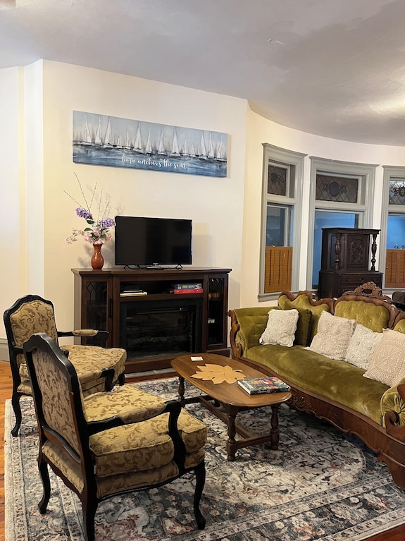 Timeless Elegance: 1 Br Haven In A Historic Home Great Location - Treasure Lake, DuBois