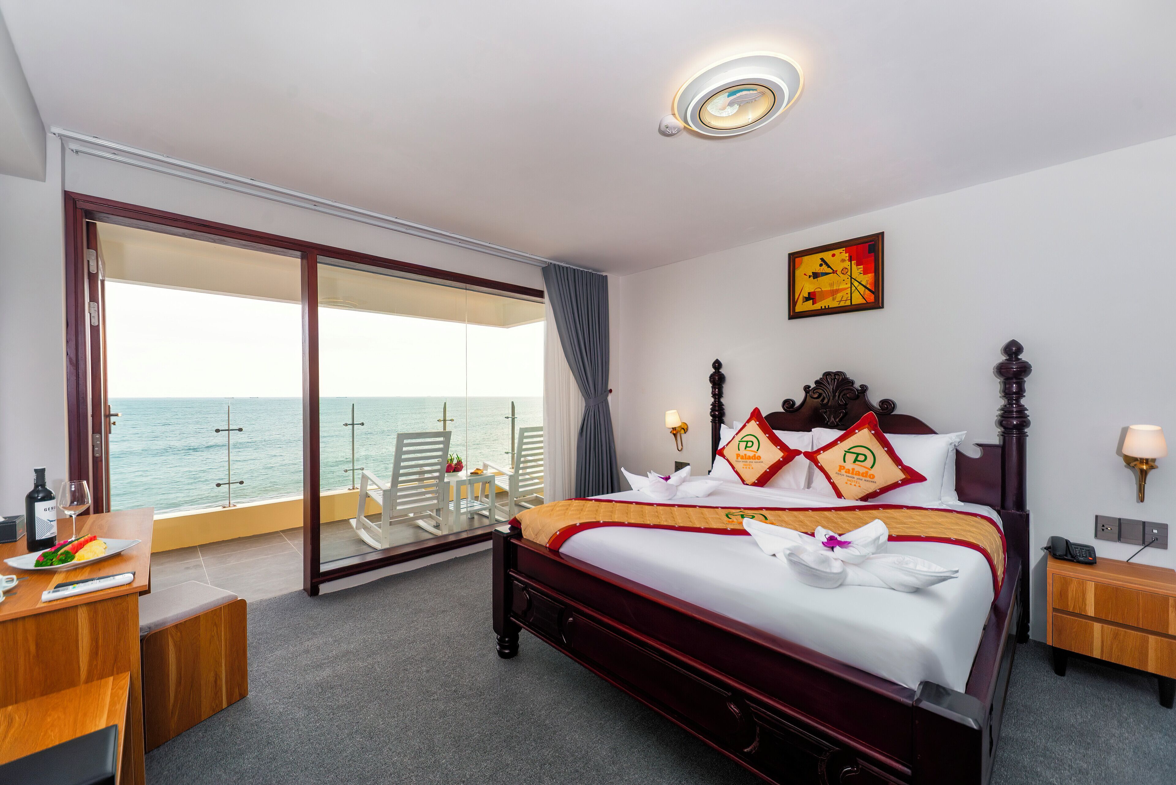 Quarto Standard, vista para o mar | Minibar, secretária, secretária adequada para computadores portáteis 