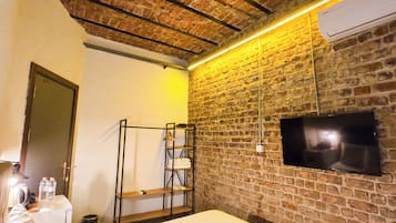 Quarto básico | Roupas de cama premium, frigobar, ferros/tábuas de passar roupa