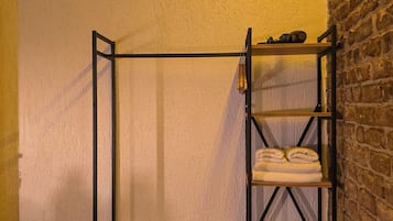 Quarto básico | Roupas de cama premium, frigobar, ferros/tábuas de passar roupa