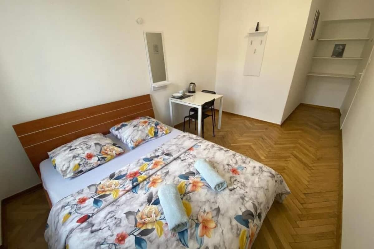 Quarto com uma cama, uma escrivaninha e uma cadeira.