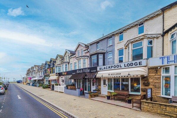Blackpool Lodge Single Room - 19223 Reviews, Deals & Photos 2026 - Expedia