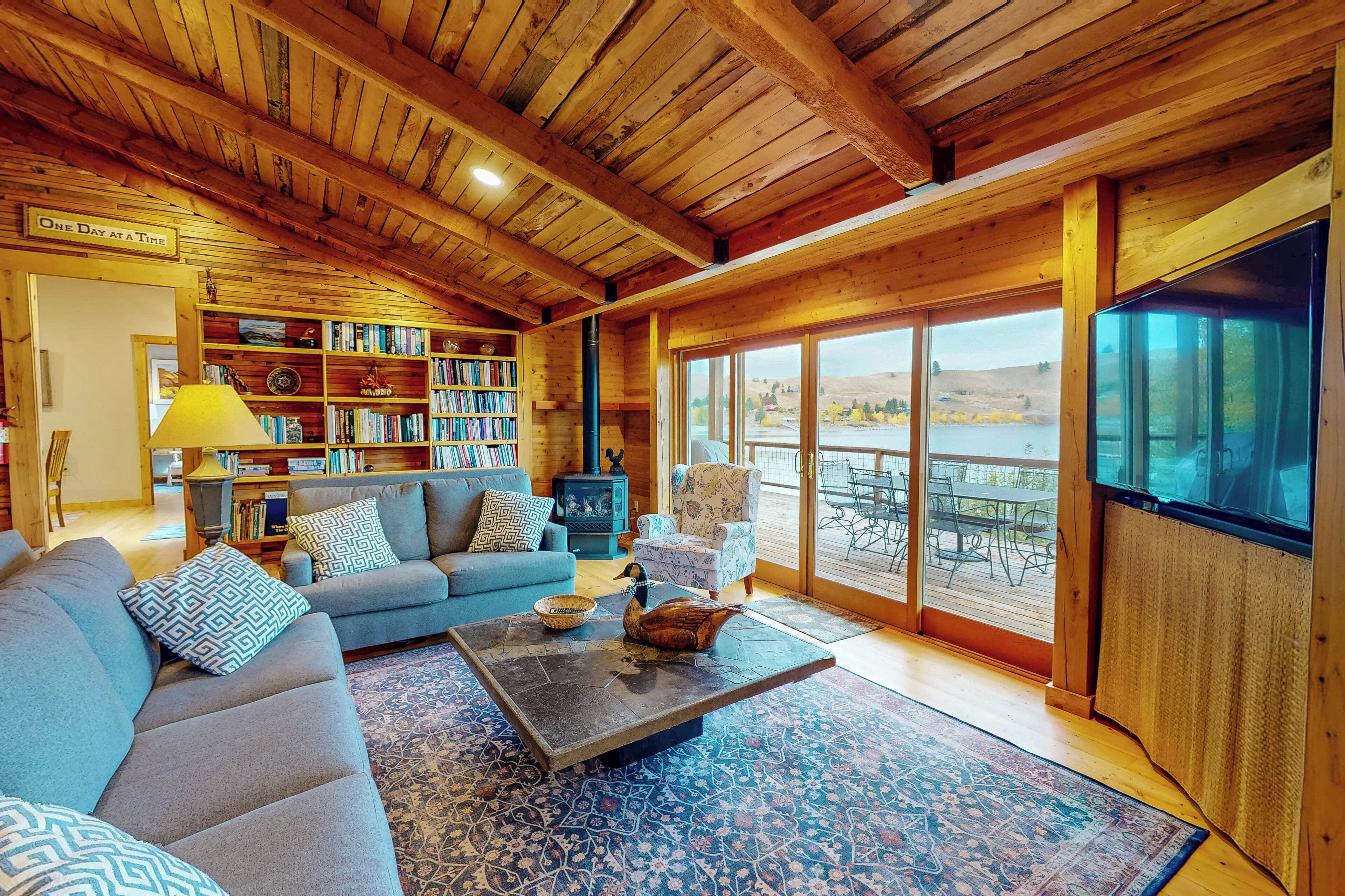 "Sunrise" A Lakefront Retreat With Stunning Views, Private Dock, Deck, Full Kitchen, And Cozy Spacesperfect For A Relaxing Wallowa Lake Getaway! - Joseph, OR