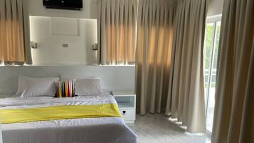 Suíte superior, vista para a cidade | Cofres nos quartos, cortinas blackout, quartos à prova de som