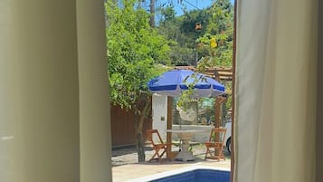Quarto Triplo Premium, lanai (alpendre havaiano), vista para a piscina | Vista do quarto