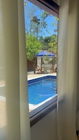 Quarto triplo premium, varanda coberta, vista para a piscina | Vista do quarto