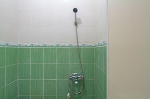 Quarto Duplo Standard | Casa de banho | Um polibã 