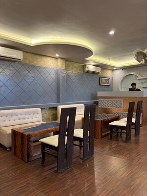 Quarto Duplo Deluxe, Vista para a cidade | Secretária adequada para computadores portáteis, Wi-fi grátis 