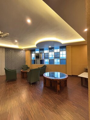 Quarto Duplo Deluxe, Vista para a cidade | Secretária adequada para computadores portáteis, Wi-fi grátis 