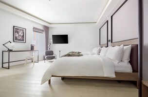 Cofre no quarto, cortinas/cortinados opacos, ferro/tábua de engomar 