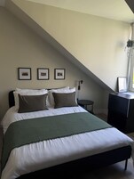 Quarto Duplo Deluxe, vista para o jardim | Cortinas/cortinados opacos, ferro/tábua de engomar, Wi-fi grátis