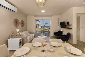 Villa, vista para o mar | Sala de estar | Televisor LED de 50 polegadas com canais por cabo 