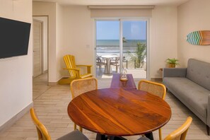 Villa, vista para o mar | Sala de estar | Televisor LED de 50 polegadas com canais por cabo 