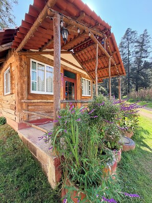 Cabana tradicional, varanda, vista para a montanha | Edredons de pluma, Wi-Fi de cortesia, roupa de cama