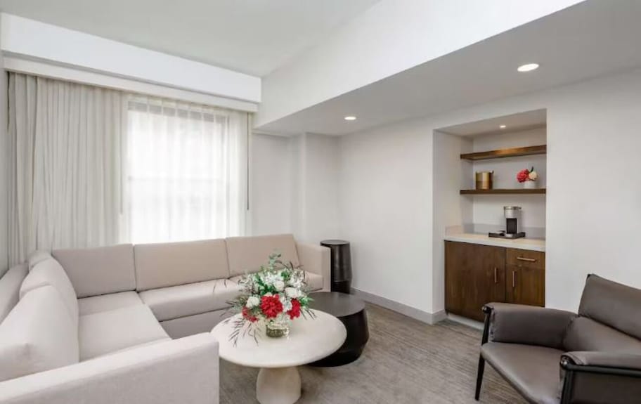 Chic Stay In The Heart Of Des Moines Close To Arena, Shopping, And Dining - Des Moines, IA