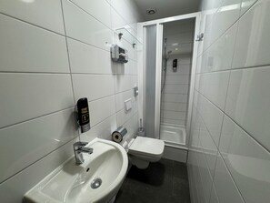 Quarto Individual Básico, casa de banho partilhada, Vista para a cidade | Casa de banho | Um polibã, toalhas fornecidas, sabão, champô 