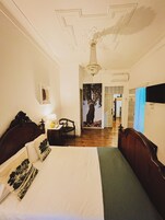 Quarto Familiar, varanda, Vista para a cidade | Ferro/tábua de engomar, Wi-fi grátis 